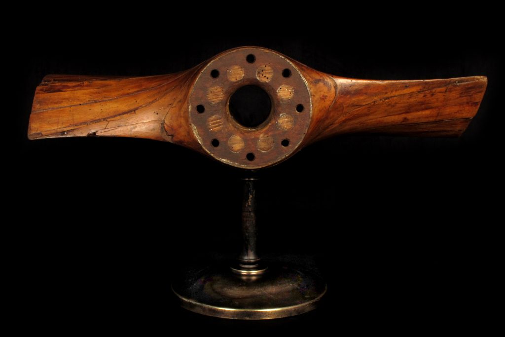 Ancien vestige d’hélice en bois, vers 1910. – Old School Bazaar